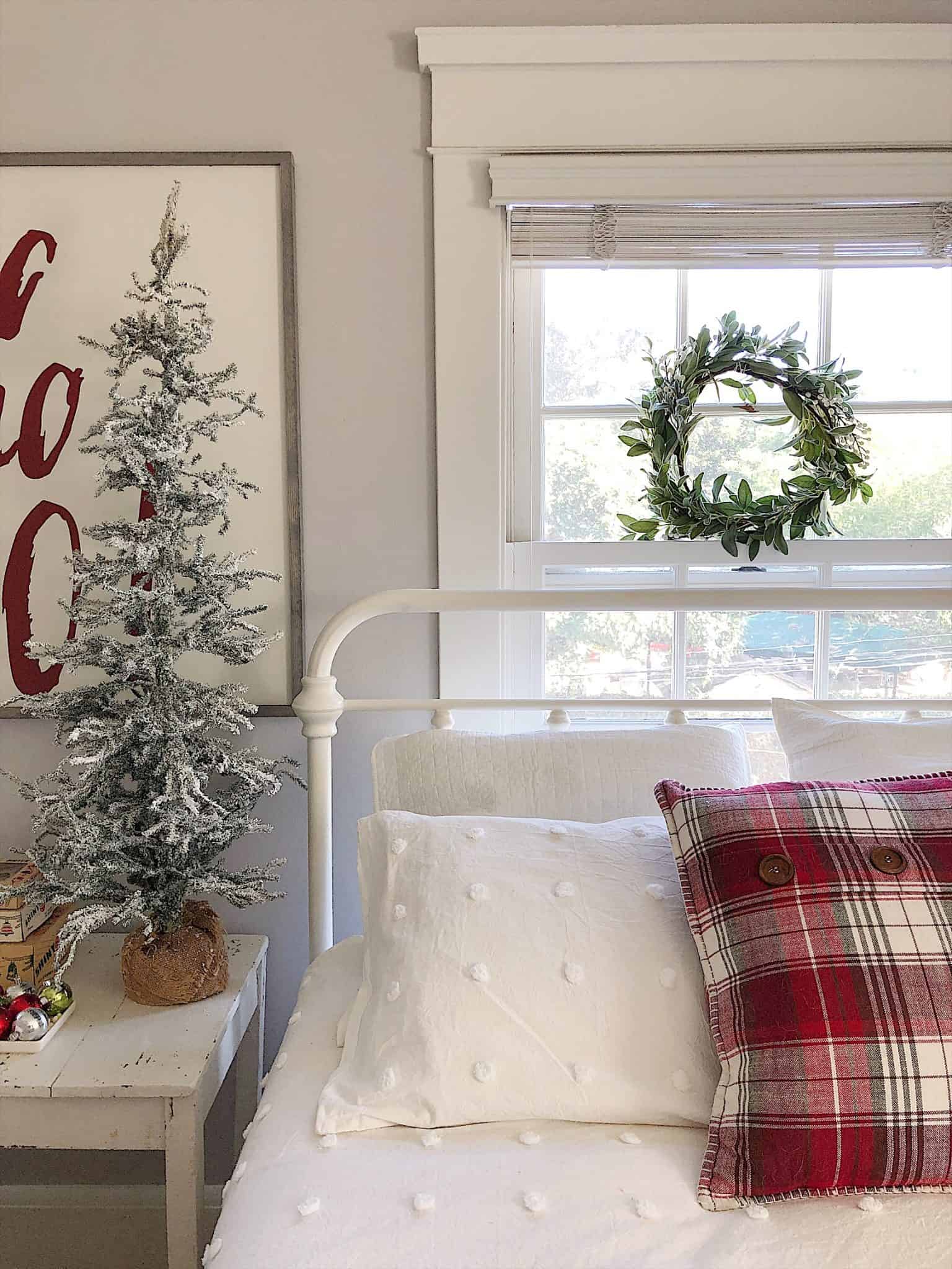 31 Minimalist Christmas Bedroom Ideas » Lady Decluttered