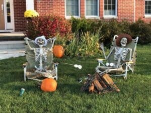 31 Funny Outdoor Halloween Skeleton Displays » Lady Decluttered