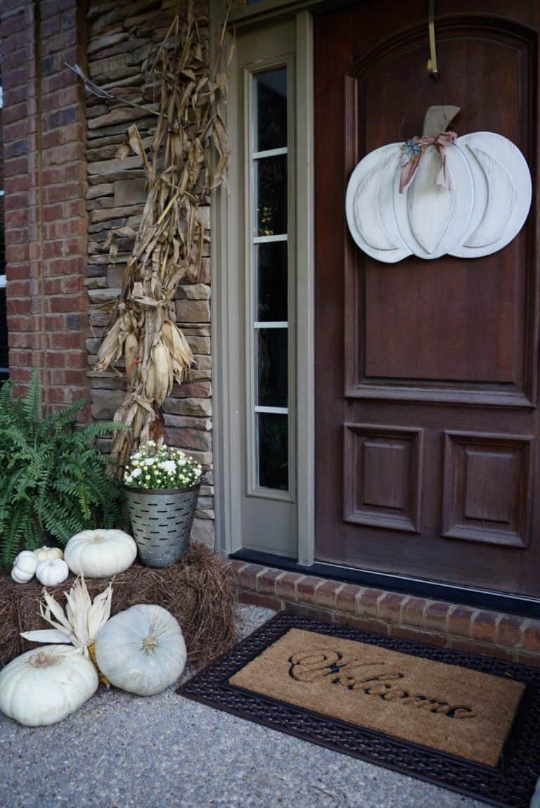 20 Simple Fall Porch Decorating Ideas » Lady Decluttered