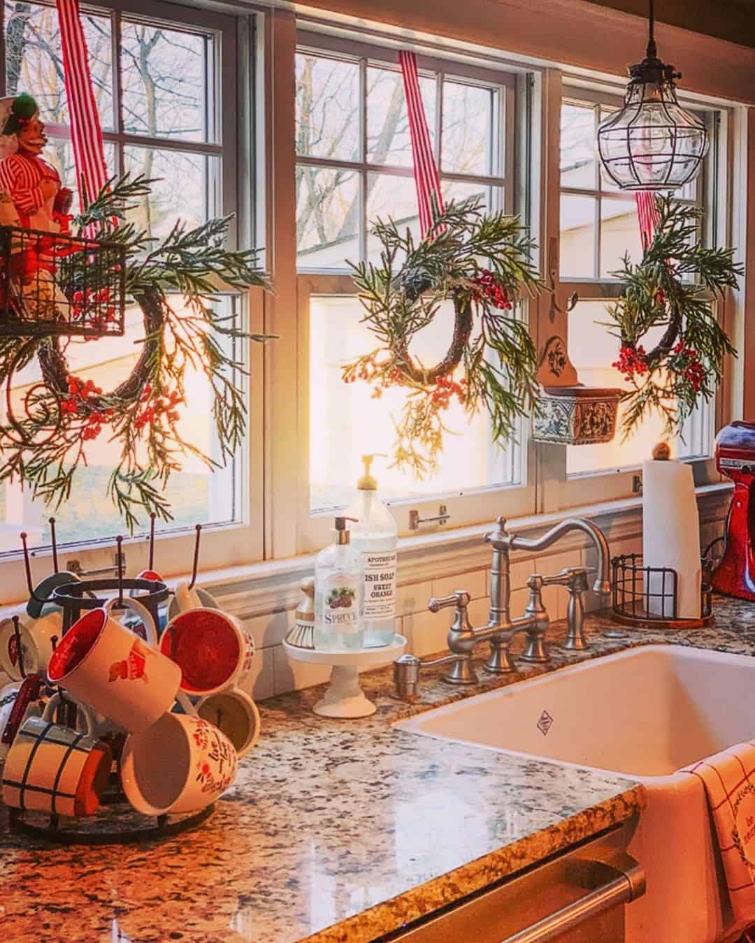 25 Christmas Kitchen Decorating Ideas » Lady Decluttered