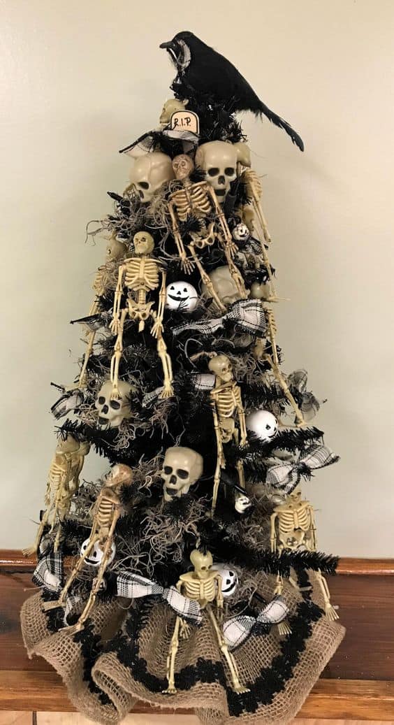 31 Halloween Tree Decorating Ideas » Lady Decluttered