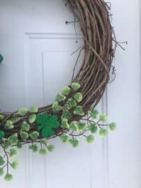 16 Simple DIY St. Patricks Day Wreaths » Lady Decluttered