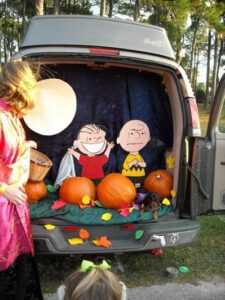 31 Easy Trunk or Treat Decorating Ideas » Lady Decluttered