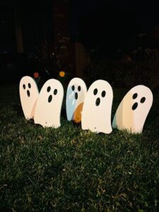 20 Easy Outdoor Halloween Decorating Ideas » Lady Decluttered