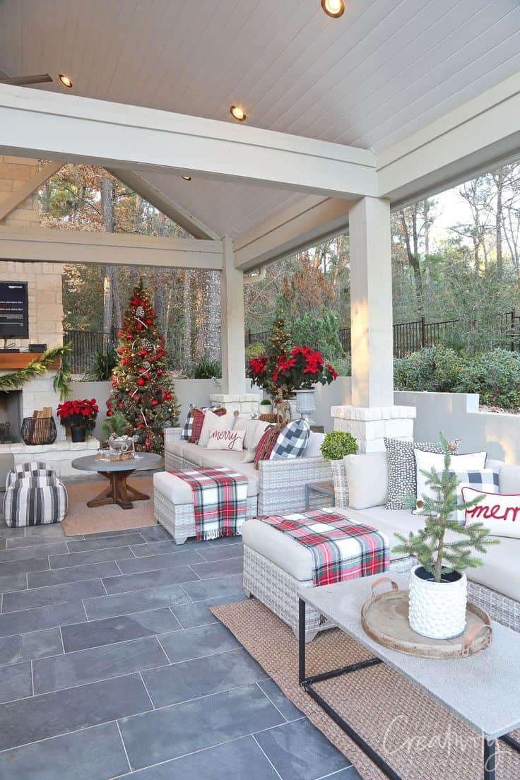 16 Cozy Christmas Patio Decor Ideas » Lady Decluttered