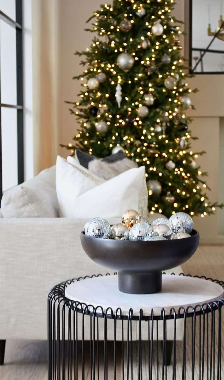 25 Classic Silver Christmas Home Decor Ideas » Lady Decluttered