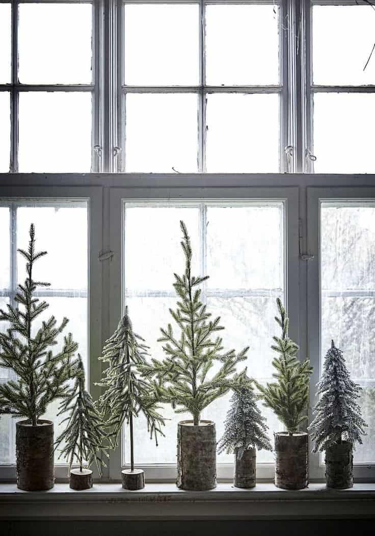 25 Christmas Window Decor Ideas » Lady Decluttered