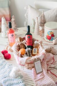 25 Cute Christmas Gift Baskets for Neighbors » Lady Decluttered
