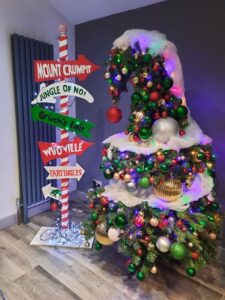 16 Grinch Christmas Tree Decorating Ideas » Lady Decluttered