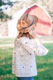 20 Simple Spring Outfits with Hats » Lady Decluttered