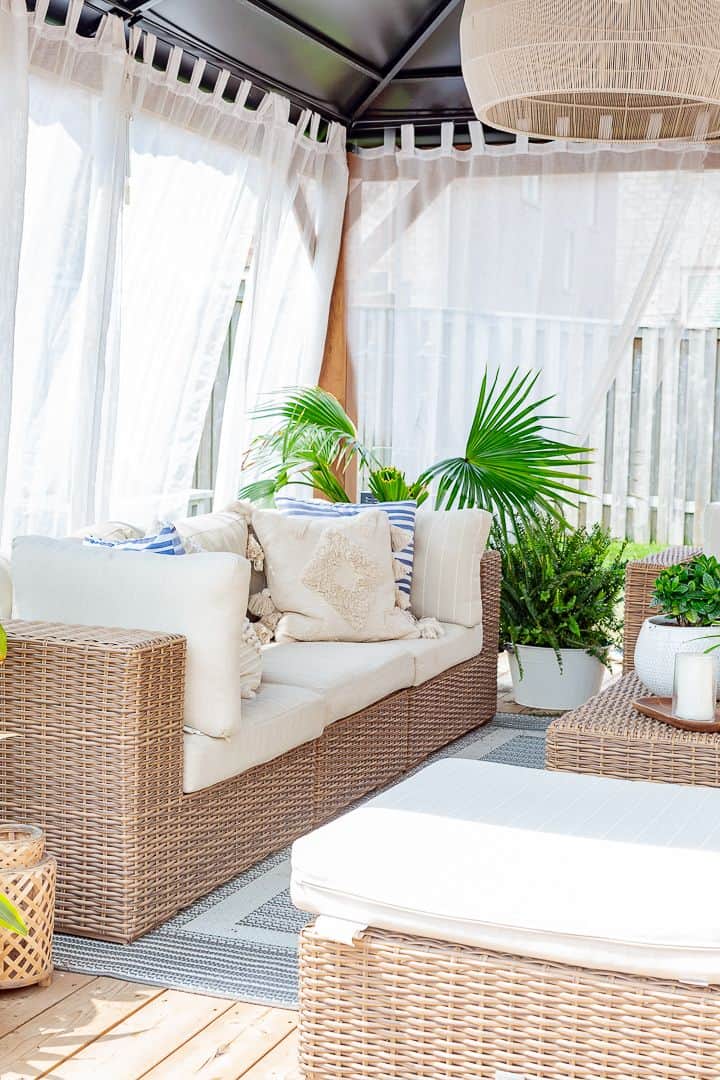 16 Coastal Backyard Decor Ideas » Lady Decluttered