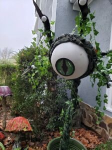 24 Haunted Halloween Garden Ideas » Lady Decluttered