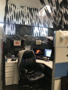 14 Halloween Office Cubicle Decor Ideas » Lady Decluttered