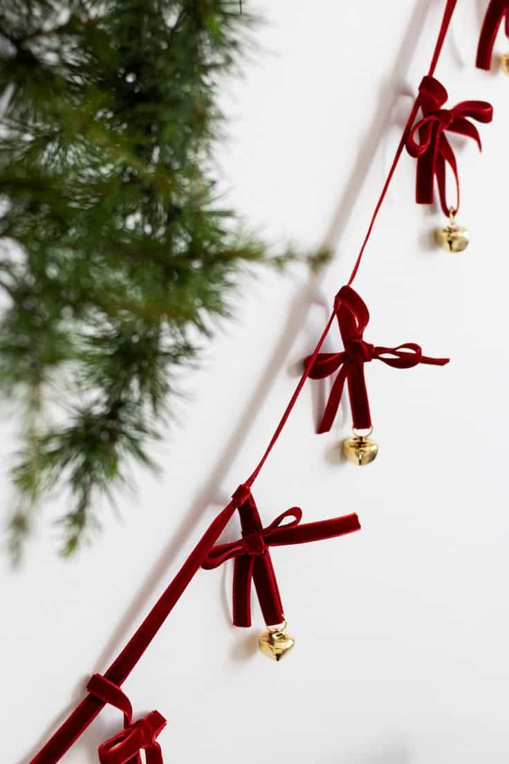 25 Christmas Bow Decorating Ideas » Lady Decluttered