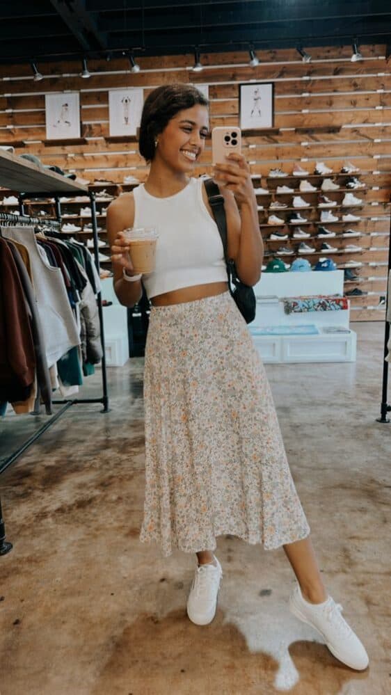 20 Simple Spring Outfits with Sneakers » Lady Decluttered