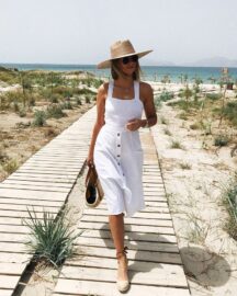 22 Casual Beach Outfit Ideas for Women » Lady Decluttered