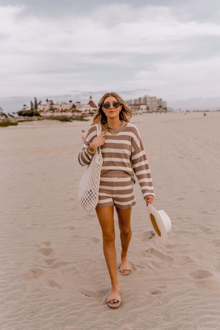 22 Casual Beach Outfit Ideas for Women » Lady Decluttered