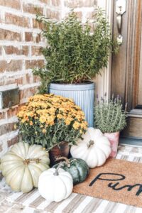 18 Mums and Pumpkins Front Porch Decor Ideas » Lady Decluttered