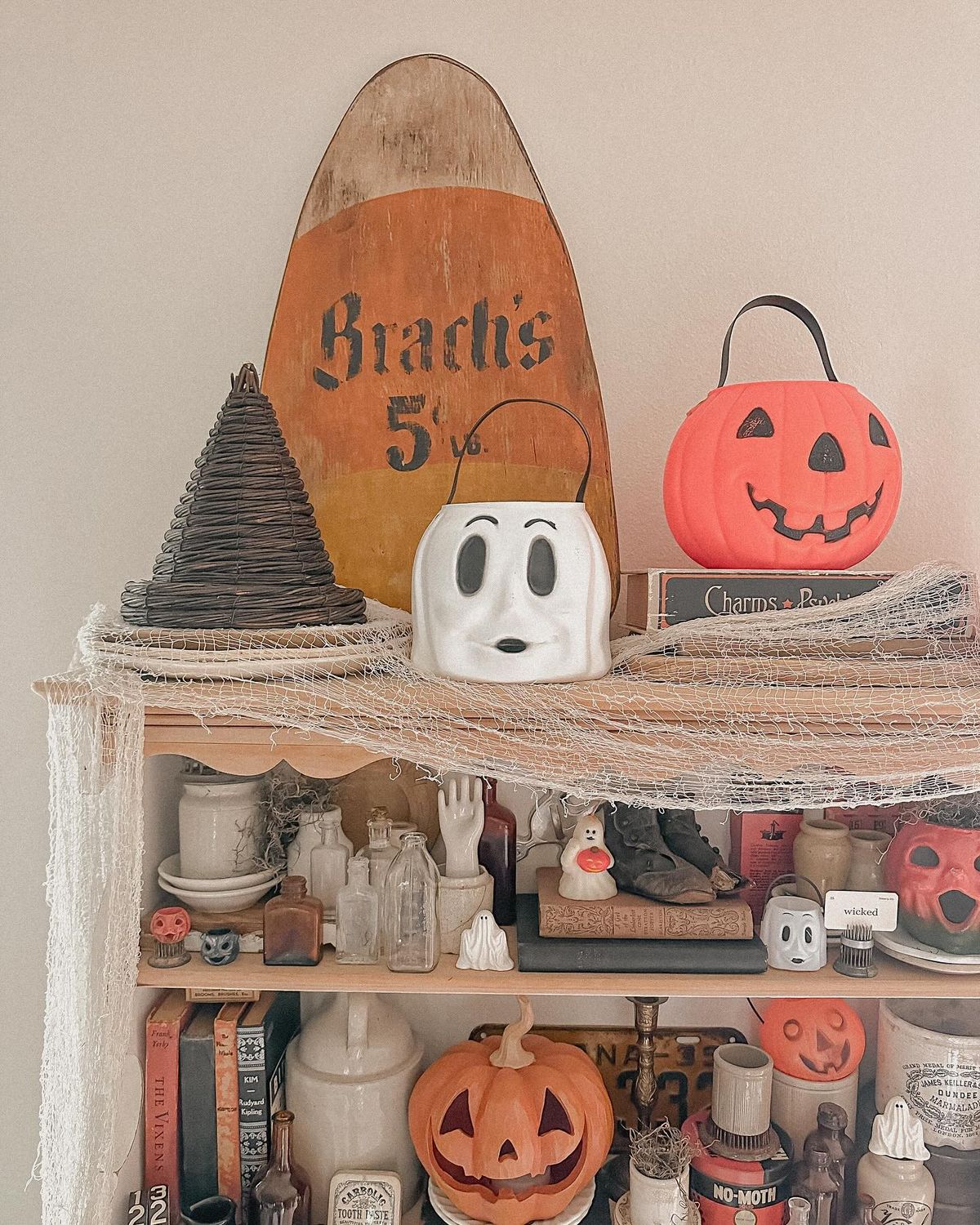 20 Vintage Halloween Decor Ideas » Lady Decluttered