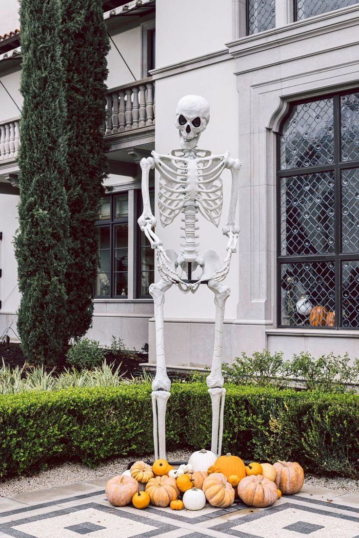 14 Giant Oversized Halloween Decor Ideas » Lady Decluttered