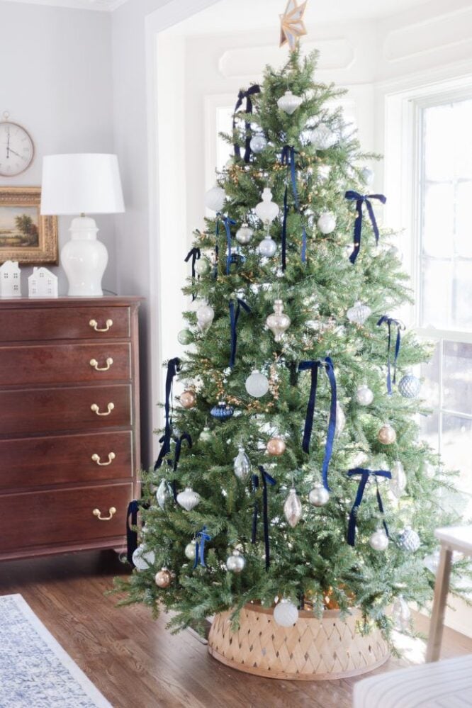 20 Simple Christmas Tree Ideas » Lady Decluttered