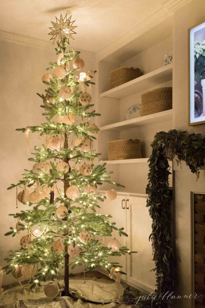 20 Simple Christmas Tree Ideas » Lady Decluttered