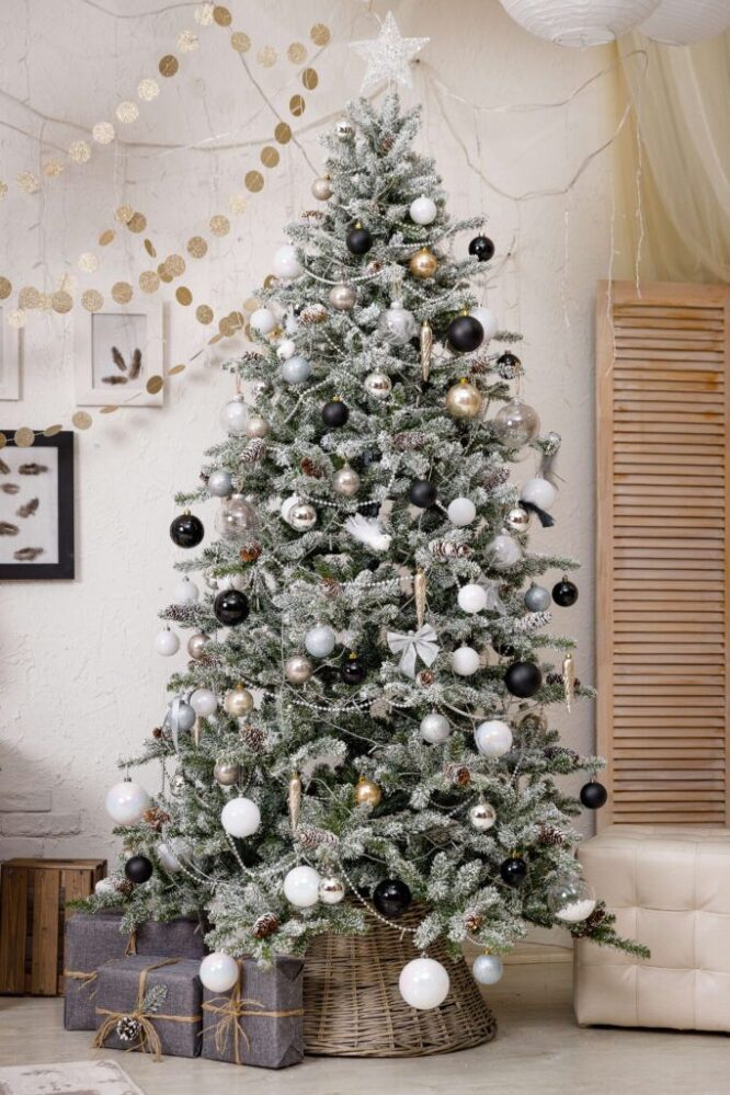 20 Simple Christmas Tree Ideas » Lady Decluttered