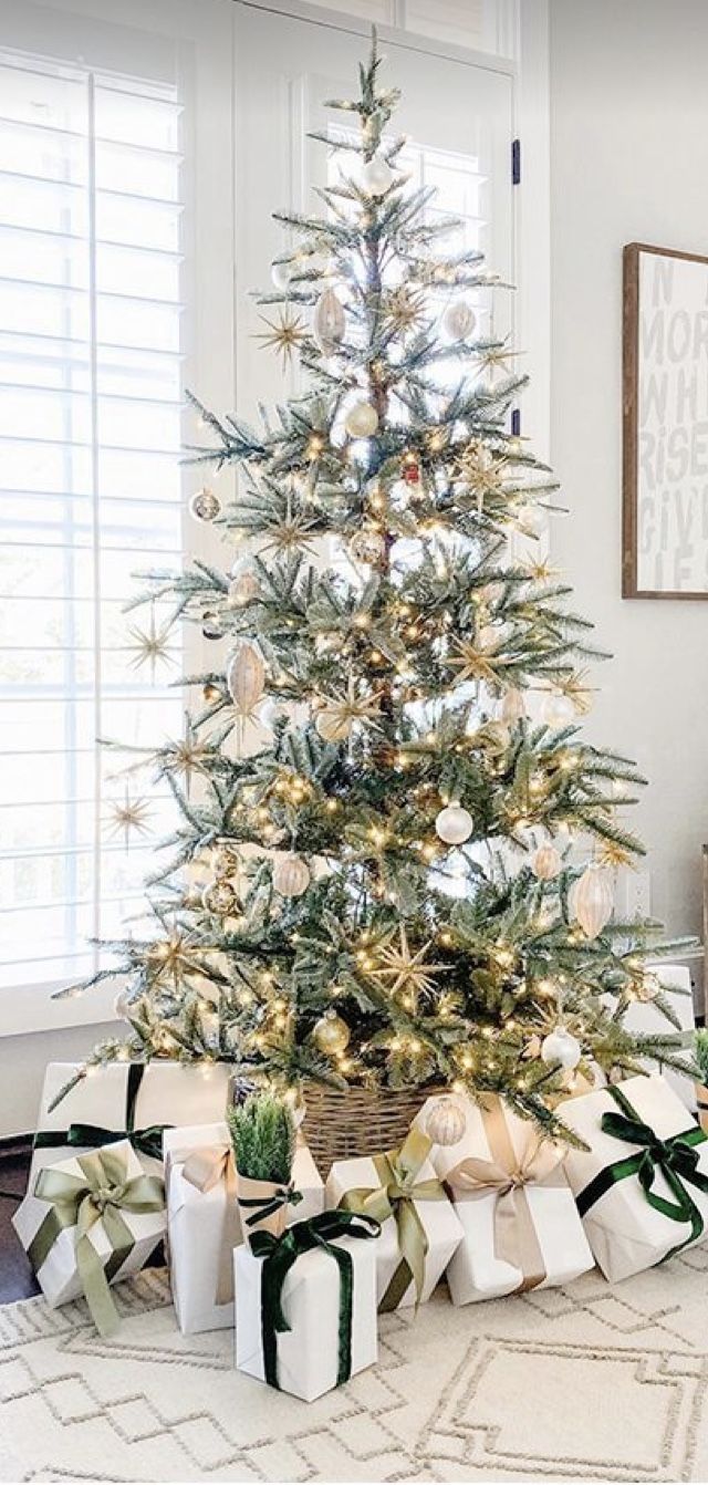 20 Simple Christmas Tree Ideas » Lady Decluttered