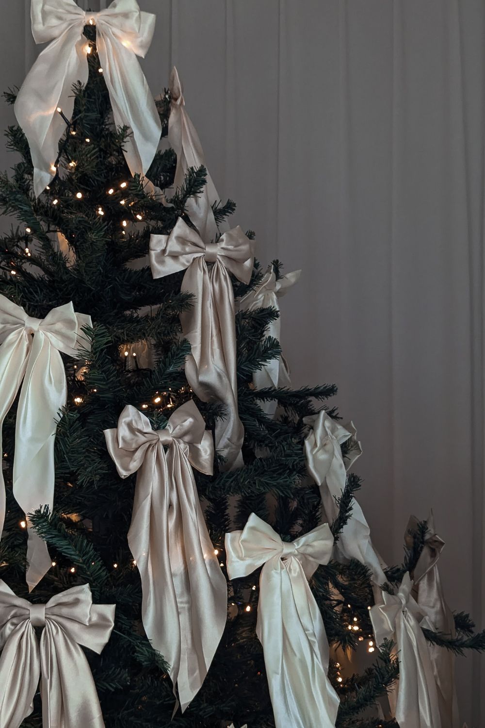 20 White Christmas Tree Ideas » Lady Decluttered