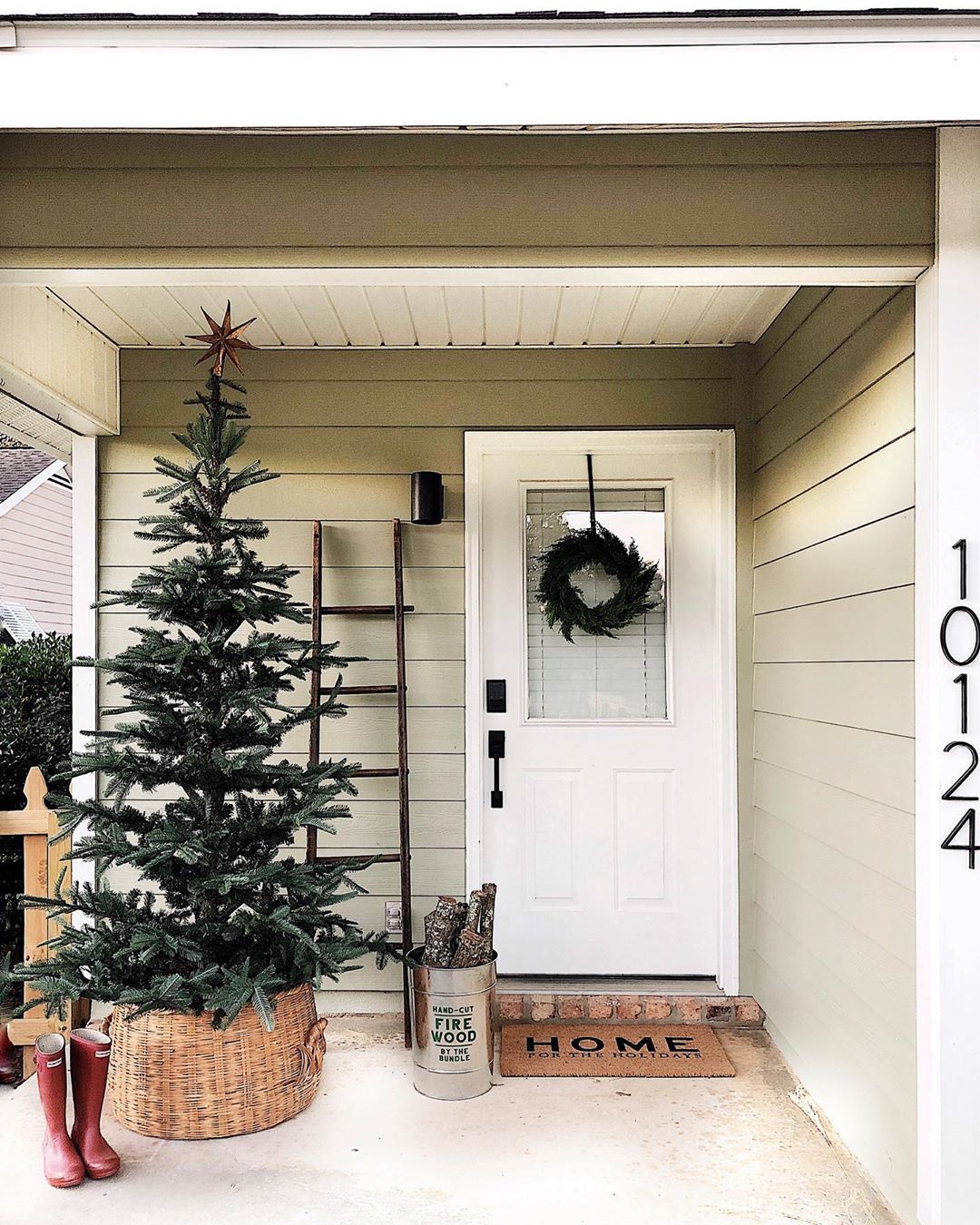 18 Front Porch Christmas Tree Ideas » Lady Decluttered