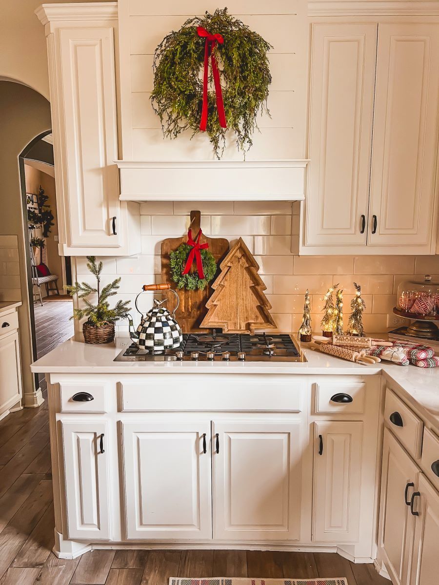 25 Christmas Counter Decorating Ideas » Lady Decluttered