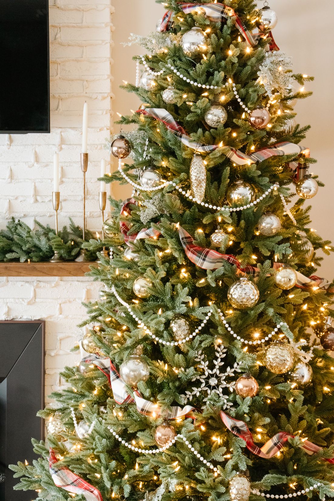 20 Simple Christmas Tree Ideas » Lady Decluttered