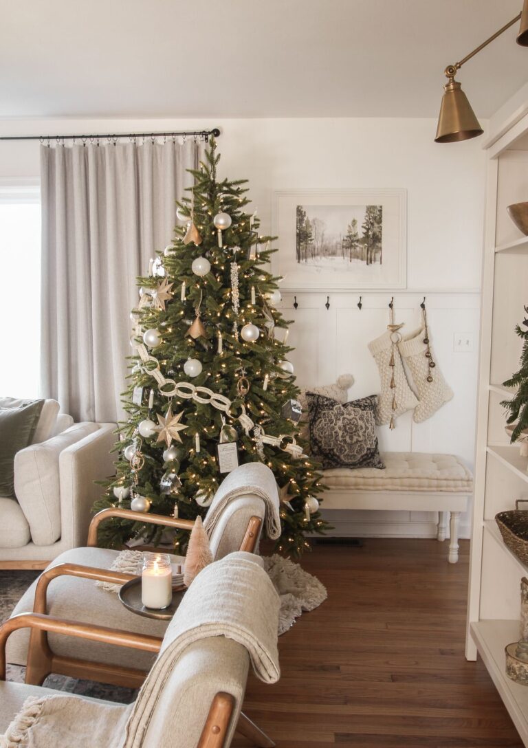 24 Beautiful Minimalist Christmas Decor Ideas » Lady Decluttered