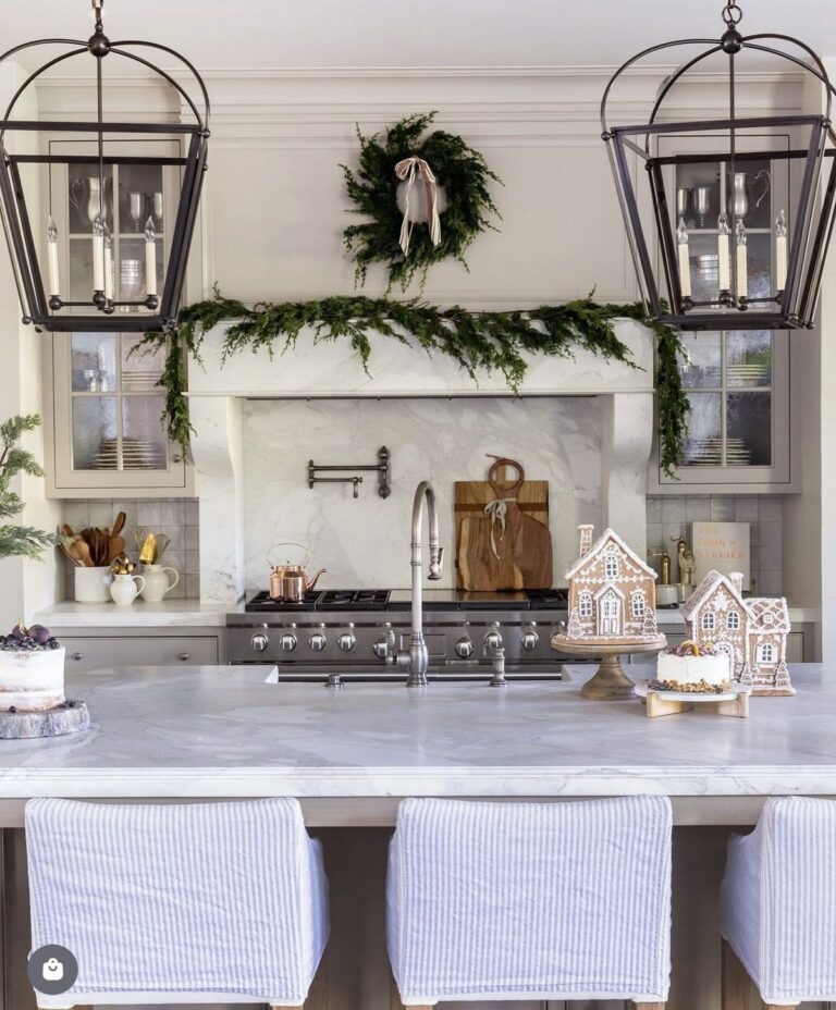 20 Christmas Kitchen Island Décor Ideas » Lady Decluttered