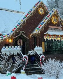 16 Outdoor Gingerbread House Decorations » Lady Decluttered