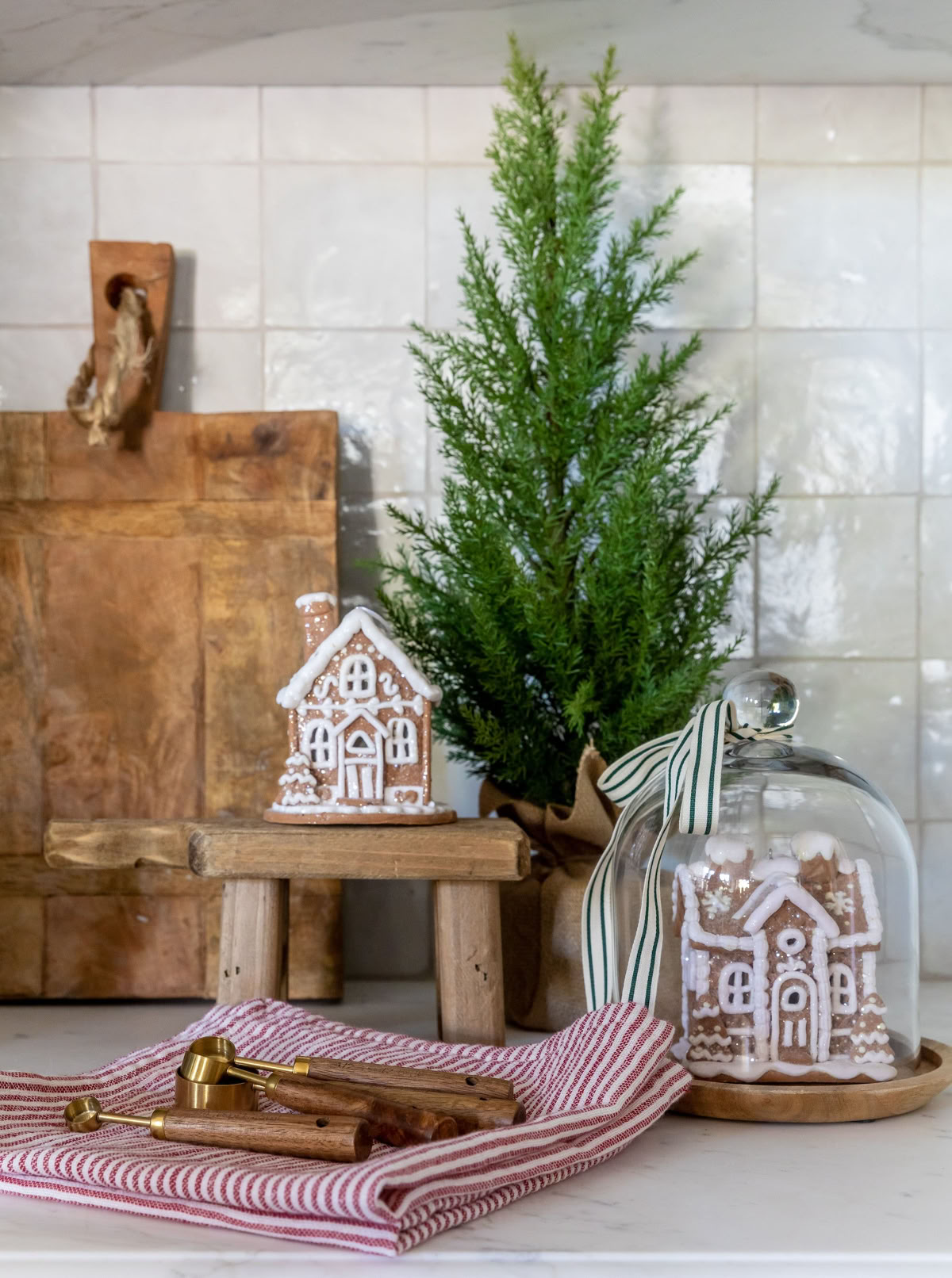 25 Christmas Counter Decorating Ideas » Lady Decluttered