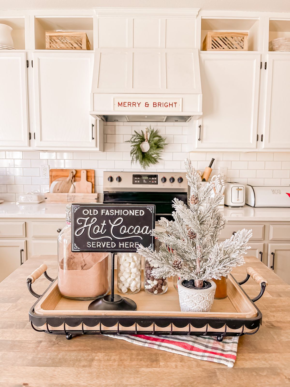 25 Christmas Counter Decorating Ideas » Lady Decluttered