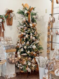 16 Gingerbread Themed Christmas Tree Ideas » Lady Decluttered