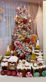 16 Gingerbread Themed Christmas Tree Ideas » Lady Decluttered
