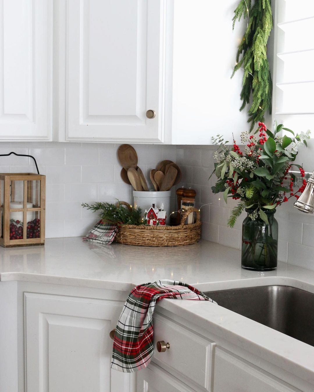 25 Christmas Counter Decorating Ideas » Lady Decluttered