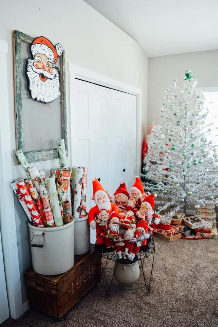 25 Retro Christmas Decor Ideas » Lady Decluttered